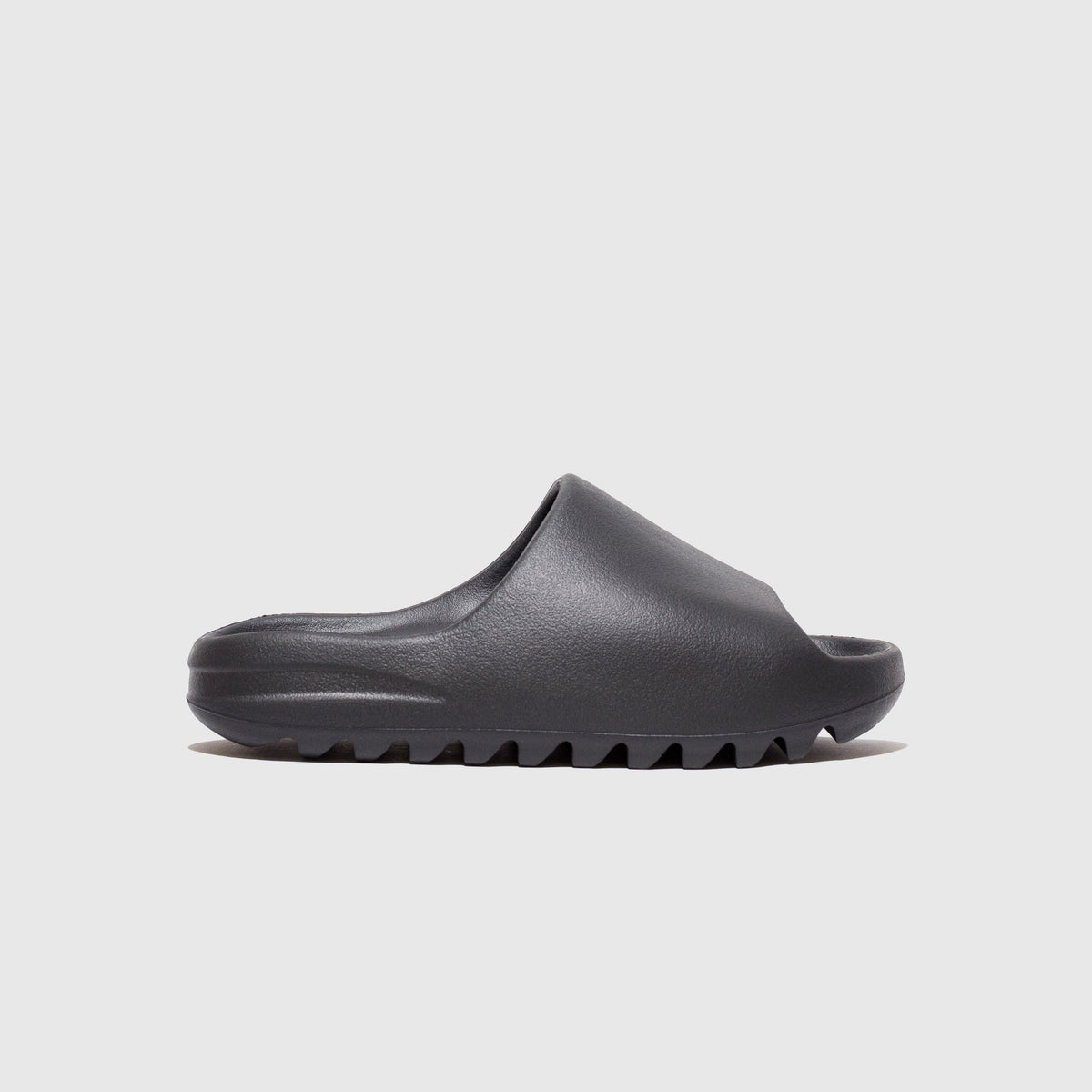 YEEZY SLIDE "ONYX" – PACKER SHOES